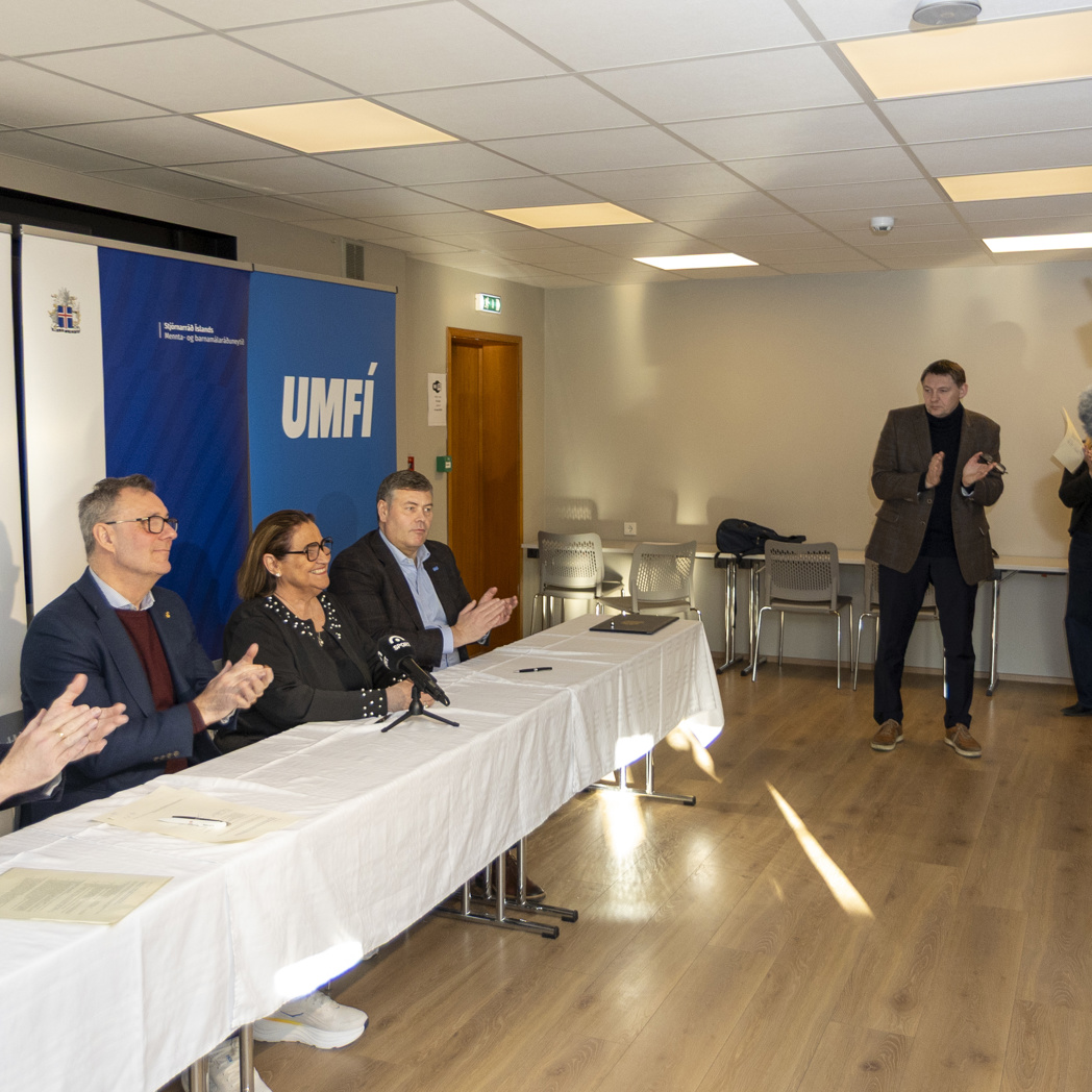 Ráðherra skrifaði undir fimm samninga við íþróttahreyfinguna ...